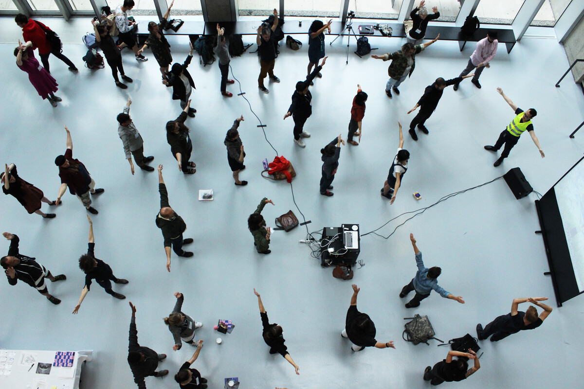 10 Aircraft-marshalling-moves-for-beginners-10-minute-daily-routine ...